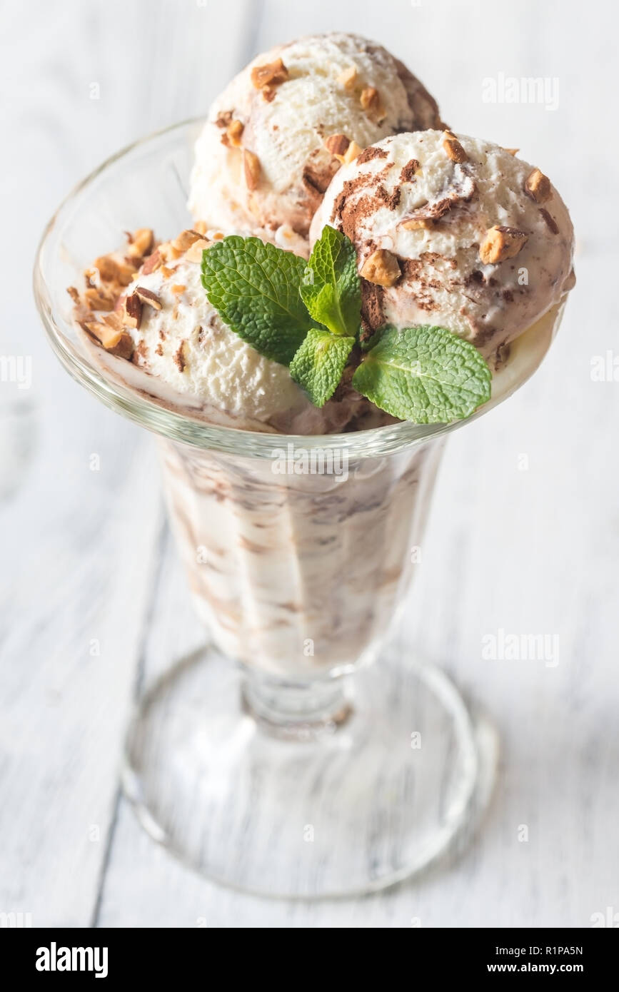 Ein eisbecher Stockfotos und -bilder Kaufen - Alamy