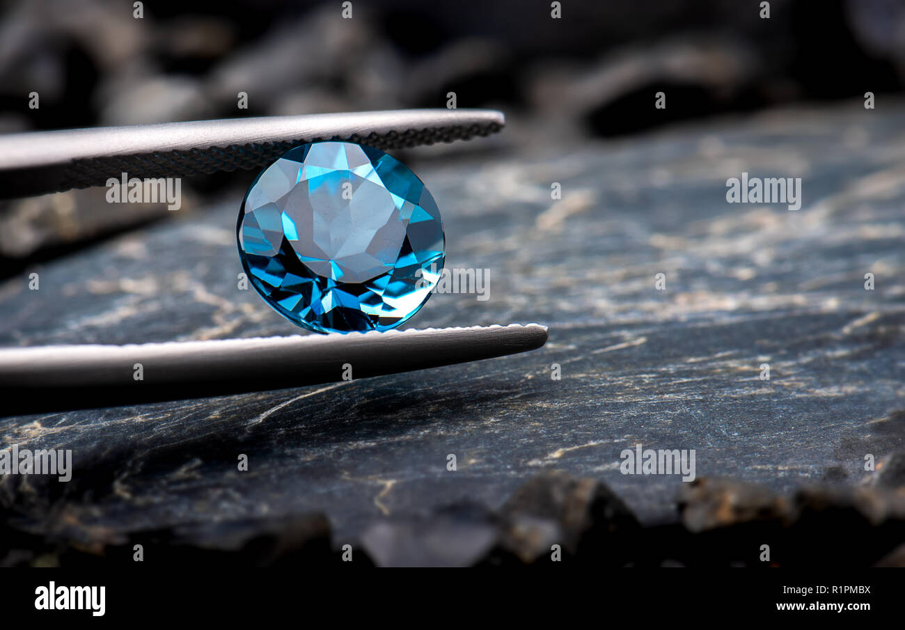 Blauer Topas Edelstein Schmuck Photo mit schwarzem Stein und dunkle ...