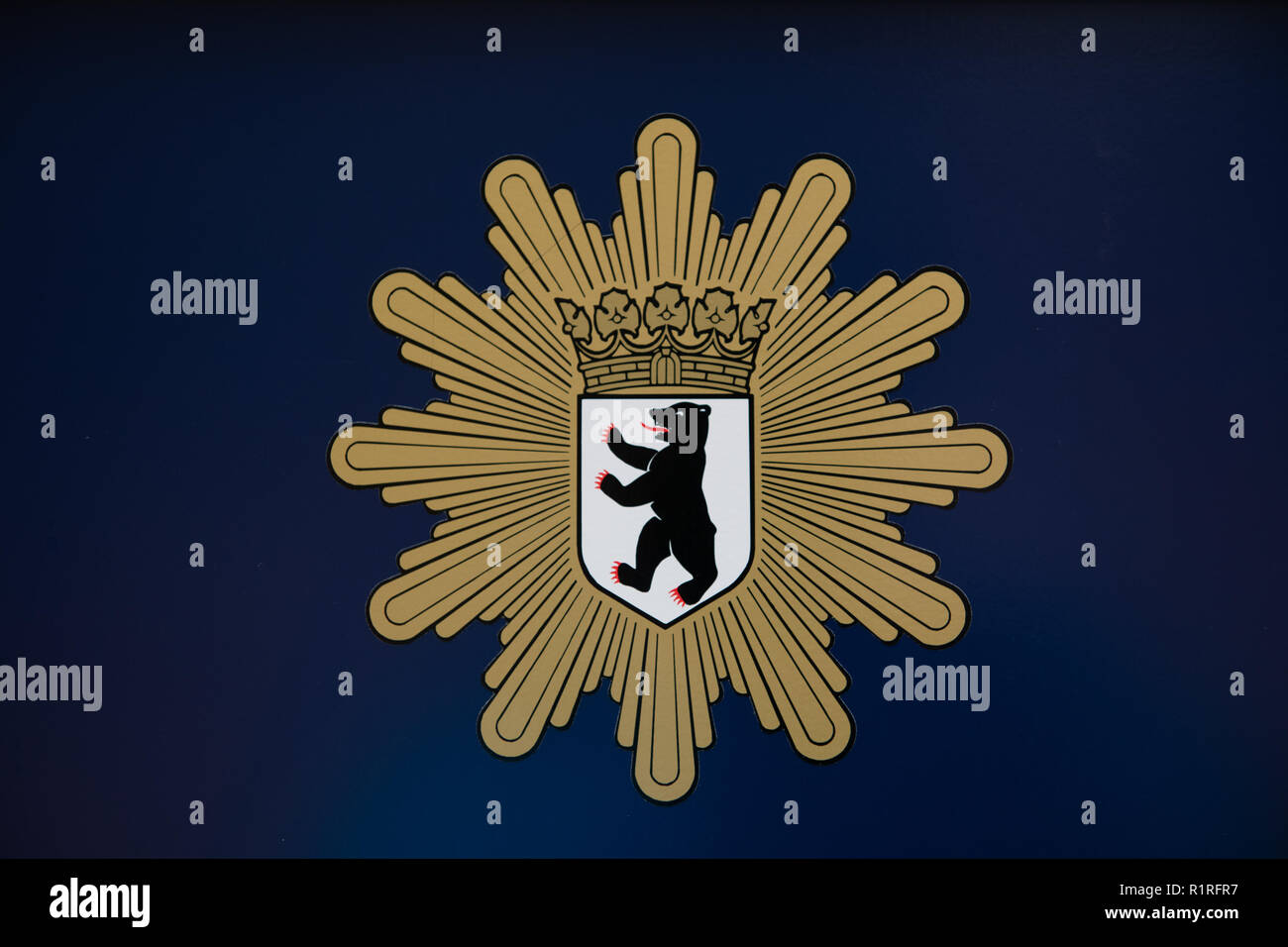 Berlin, Deutschland. 14 Nov, 2018. Das Wappen der Berliner Polizei kann ...