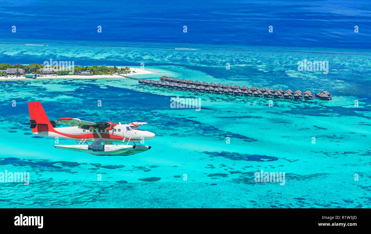 Luftaufnahme von einem Wasserflugzeug nähert sich die Insel auf den ...