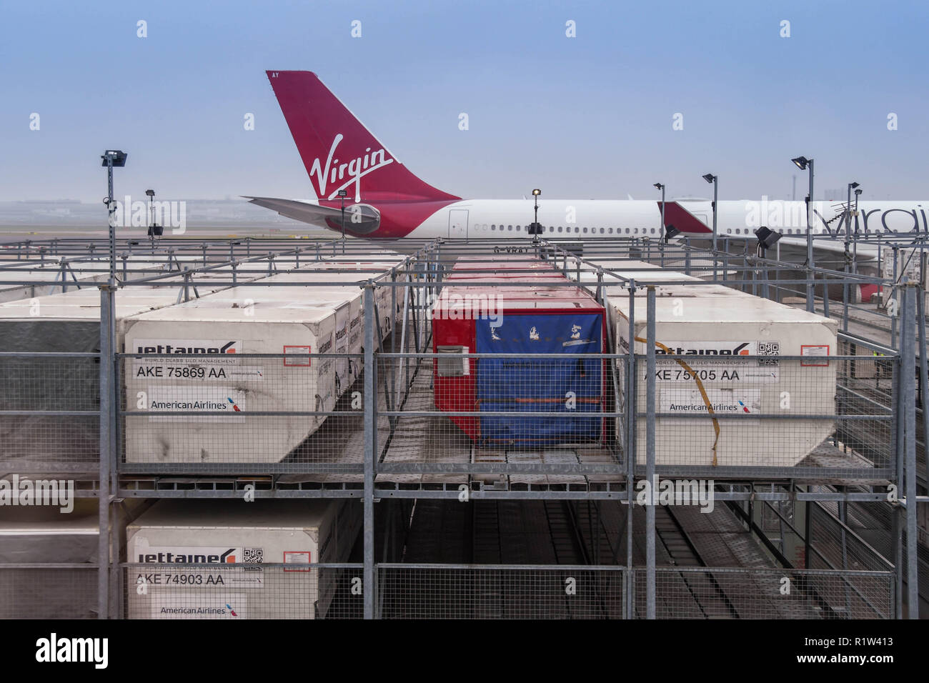 Cargo containers aircraft -Fotos und -Bildmaterial in hoher Auflösung ...