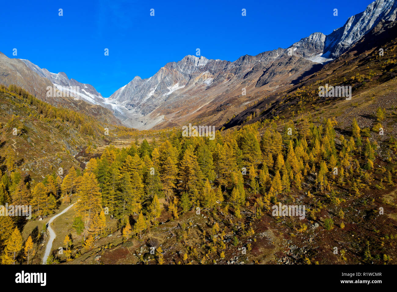 View lötschenlücke fafleralp autumn colors -Fotos und -Bildmaterial in ...