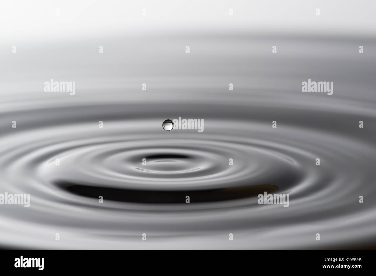 Water Drop Falling Water Making Stockfotos und -bilder Kaufen - Alamy