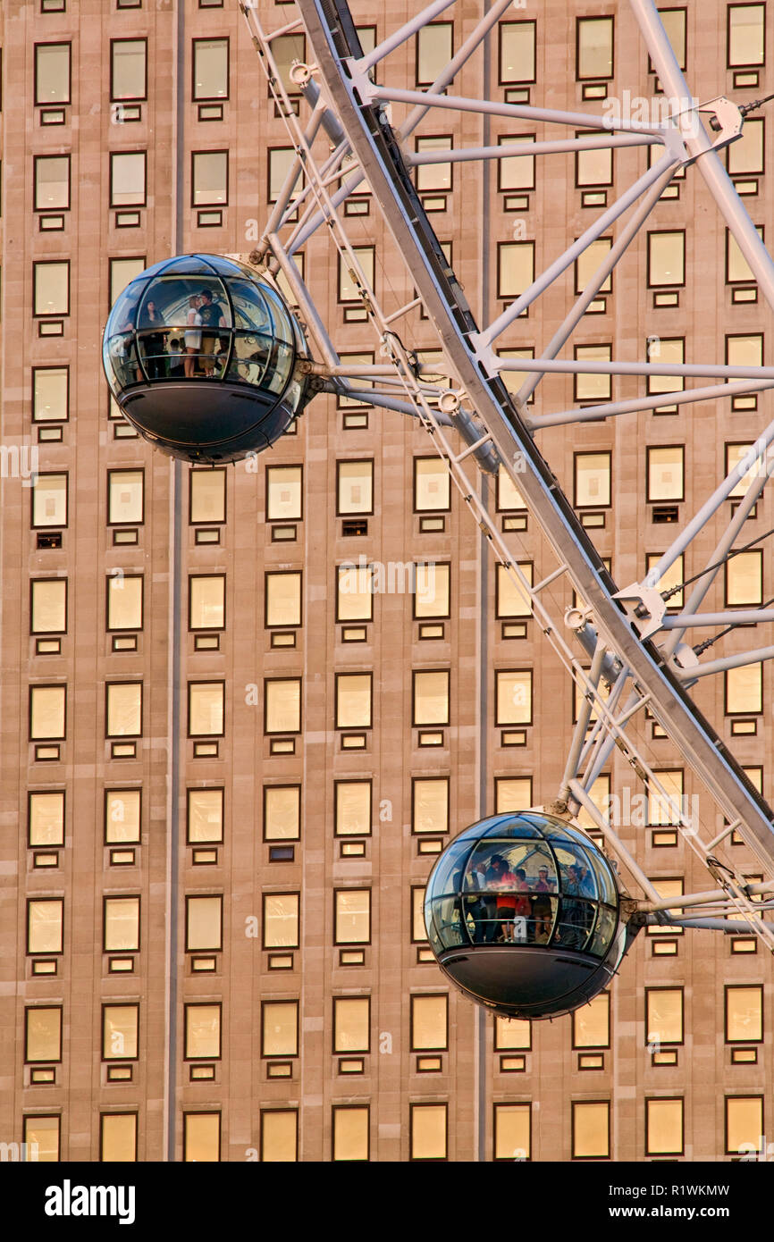 The london eye and the shell building -Fotos und -Bildmaterial in hoher ...