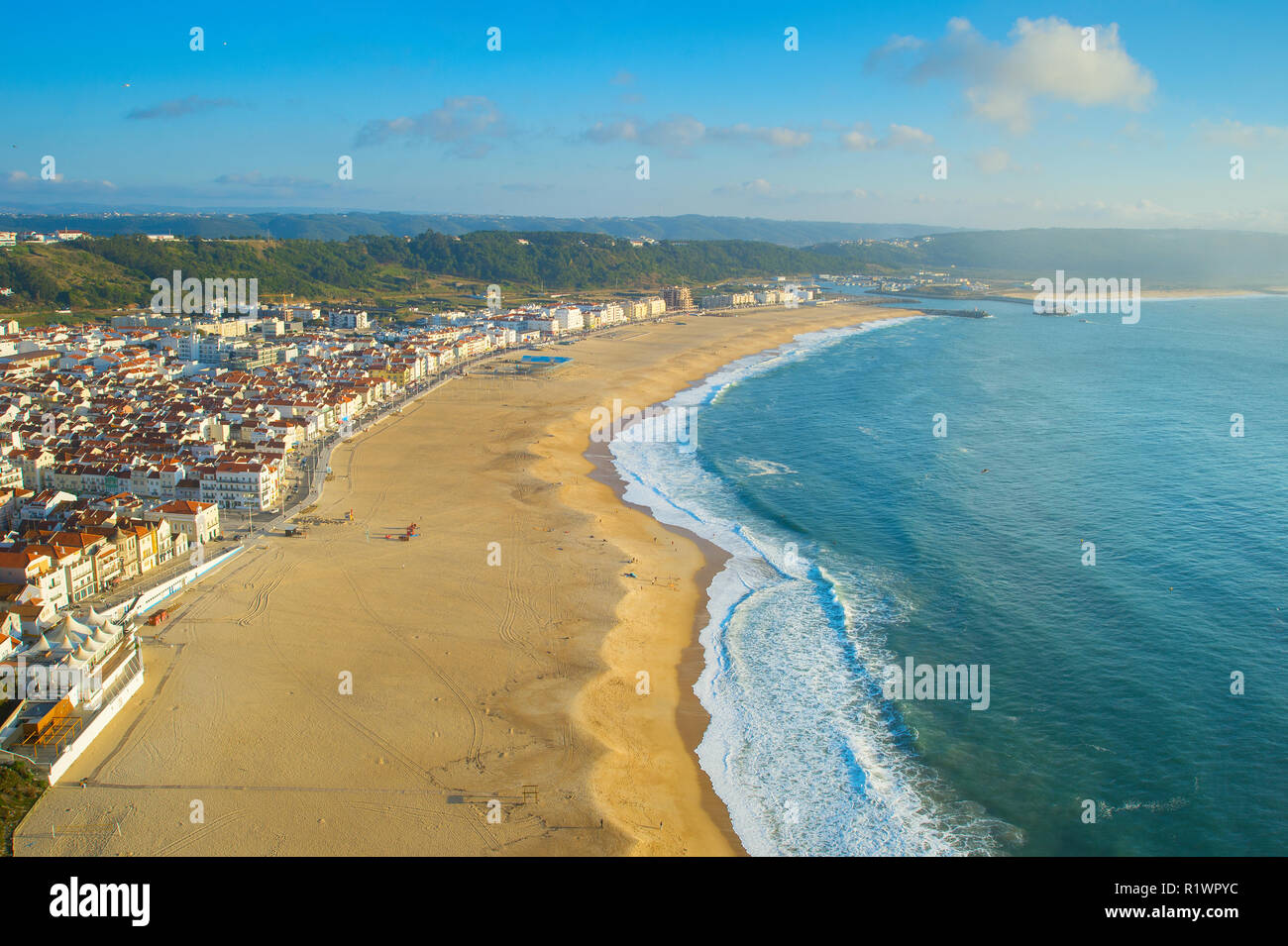 Luftaufnahme von Nazare Strand und auf die Stadt bei Sonnenuntergang ...