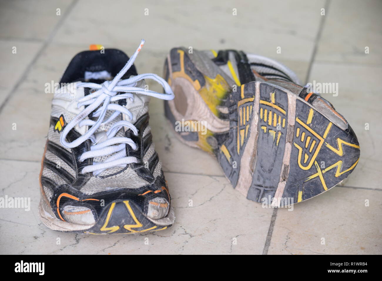 Alte wanderschuhe -Fotos und -Bildmaterial in hoher Auflösung – Alamy