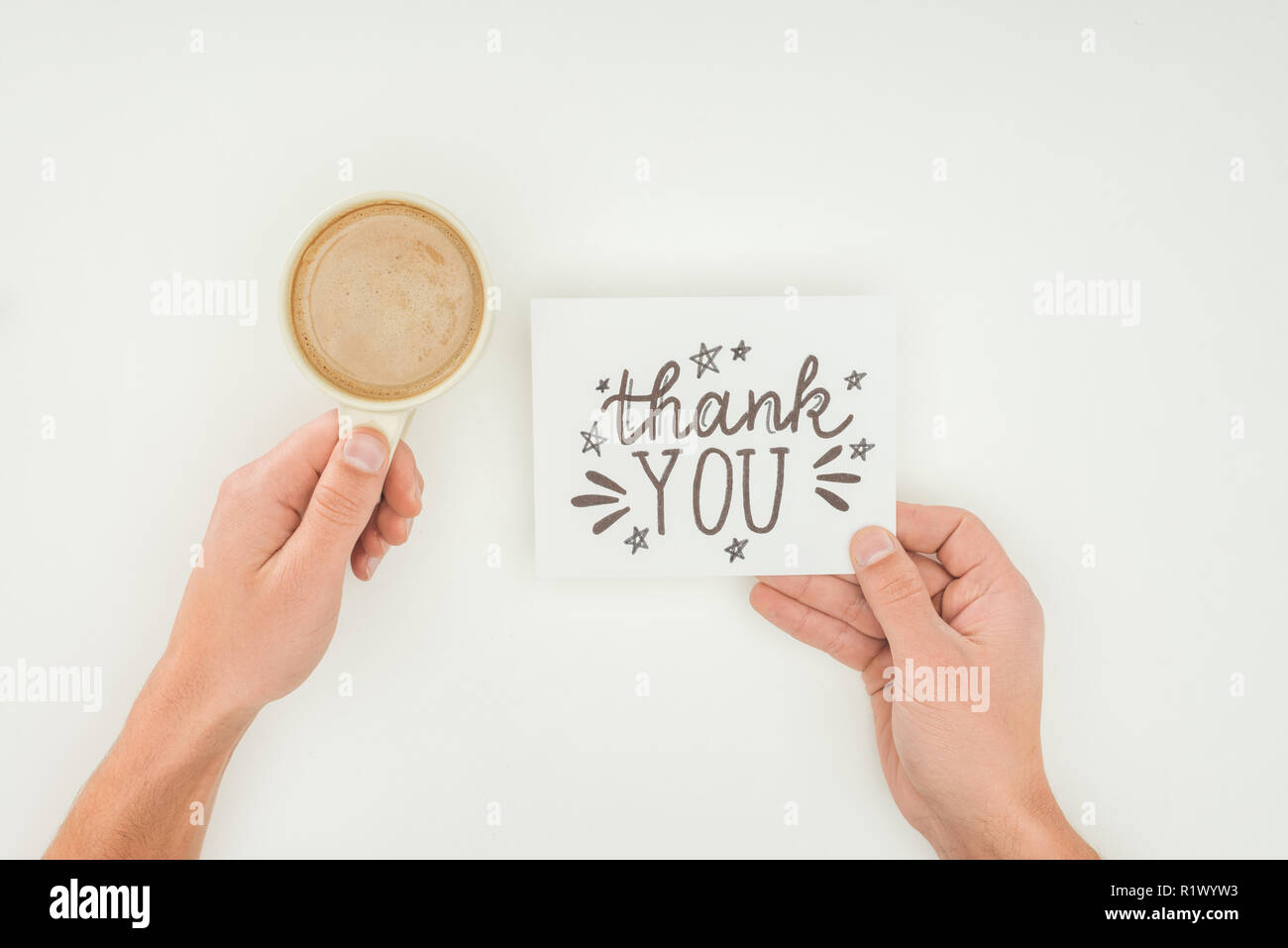 Hände halten Danke Schriftzug auf weißem Postkarte und Kaffee auf ...