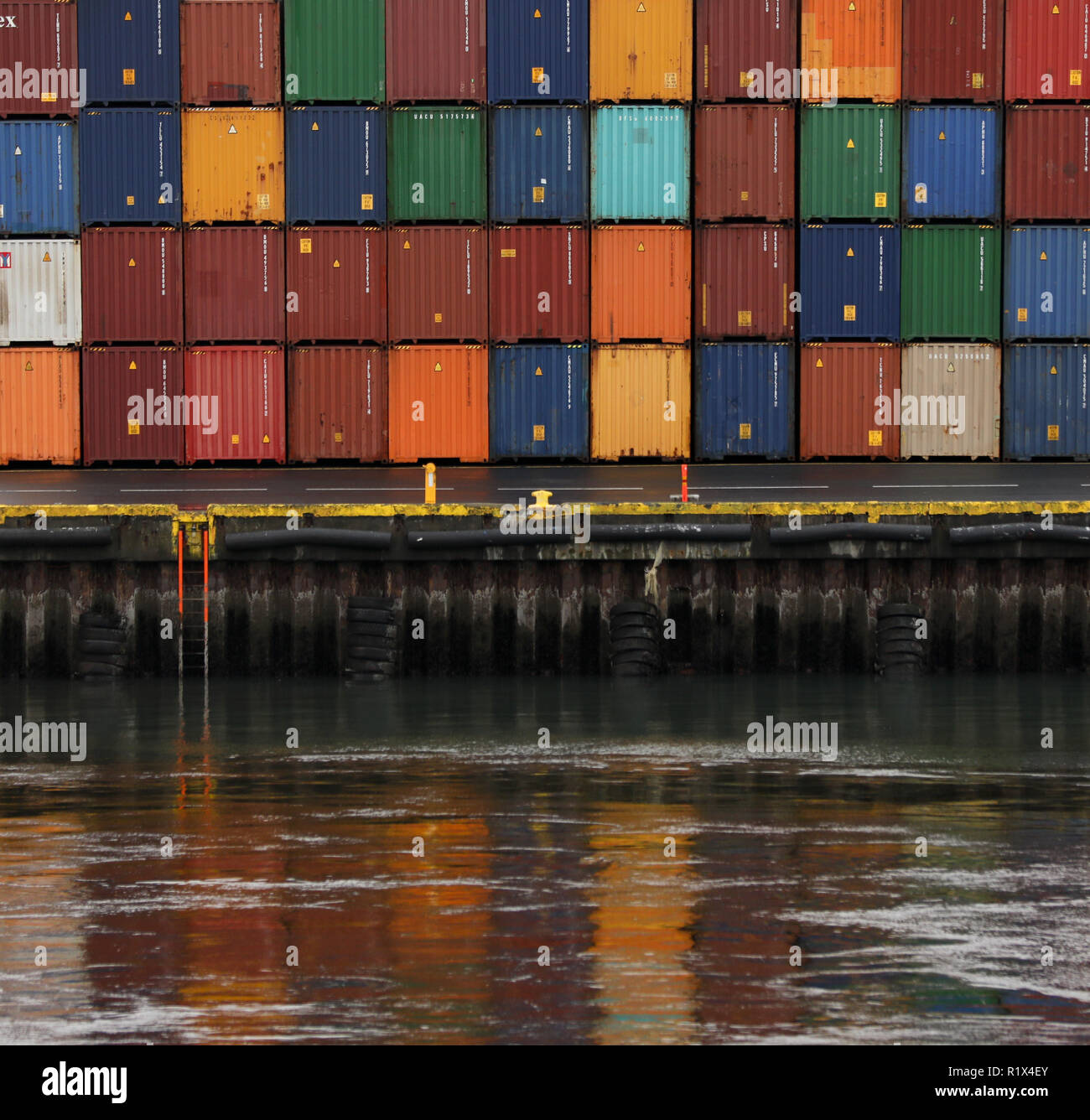 Stacked shipping container -Fotos und -Bildmaterial in hoher Auflösung ...