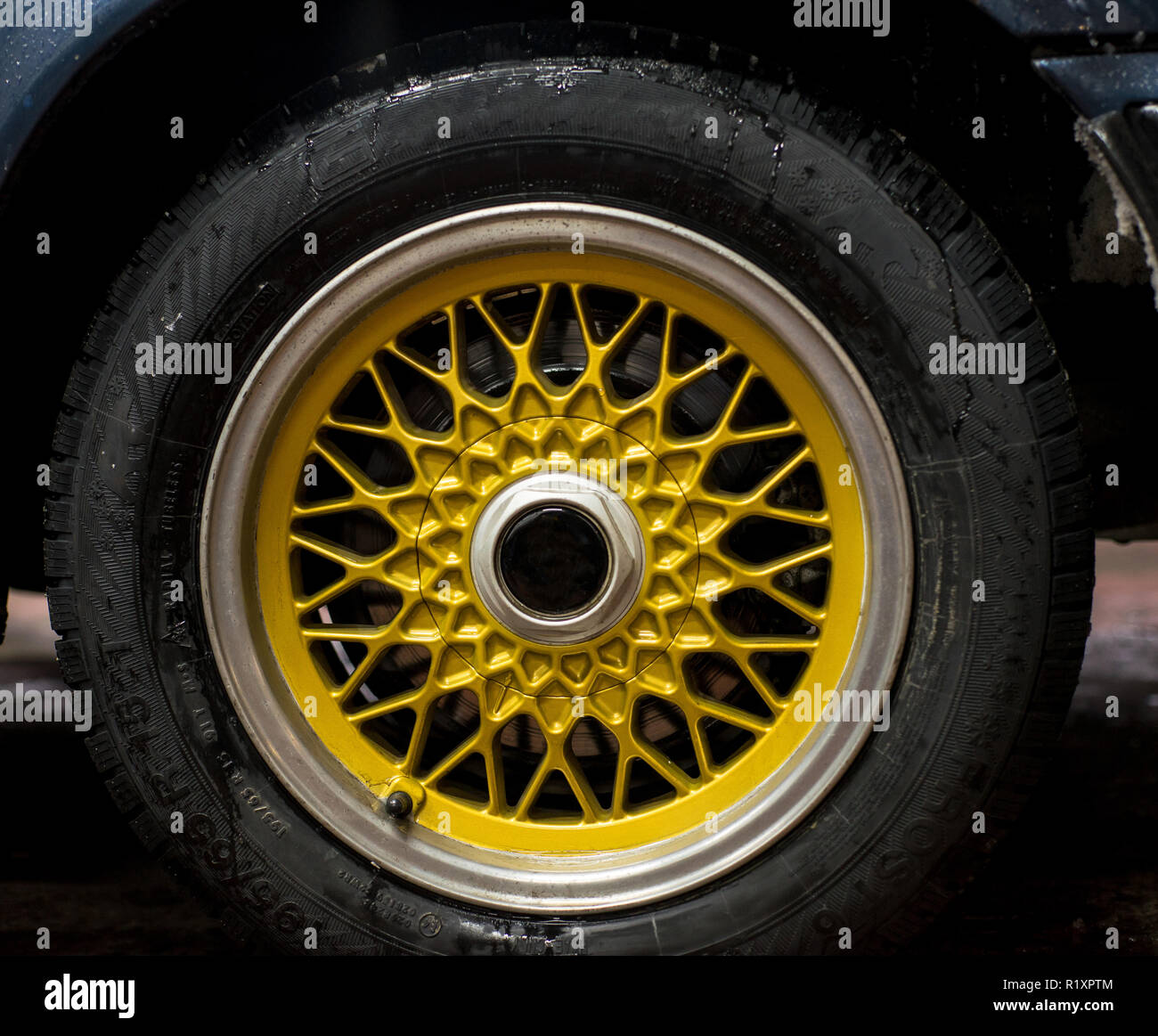 Gold car wheels -Fotos und -Bildmaterial in hoher Auflösung – Alamy