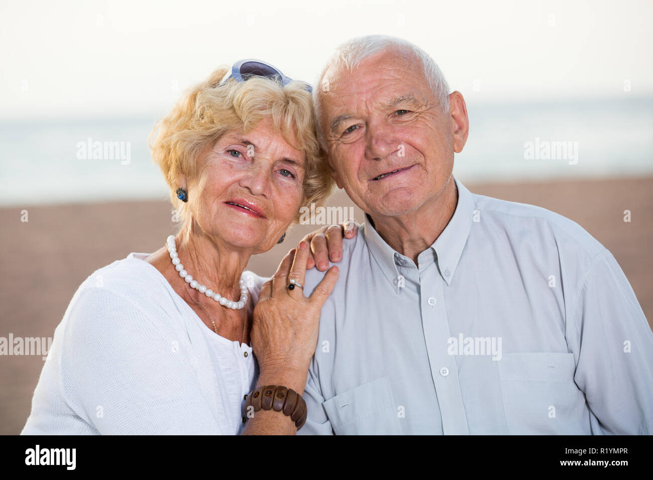 Portrait von alt happy Rentner männlich und weiblich in der Freizeit ...