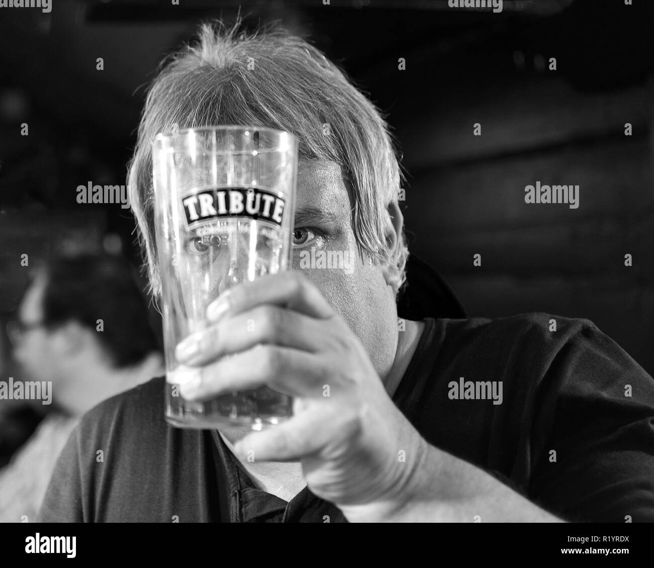 Bier im pintglas Schwarzweiß-Stockfotos und -bilder - Alamy