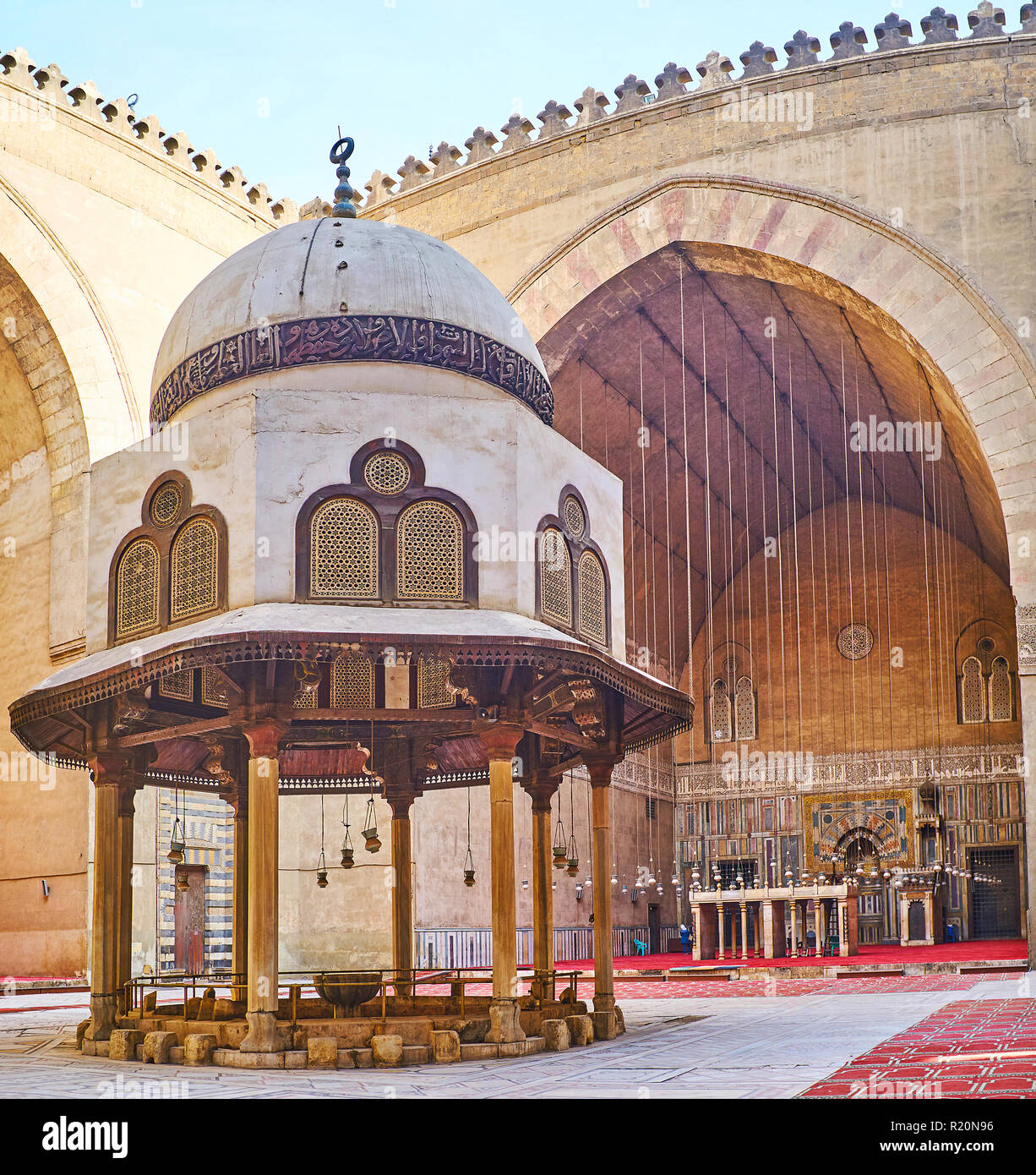 Brunnen im innenhof sultan moschee kairo -Fotos und -Bildmaterial in ...