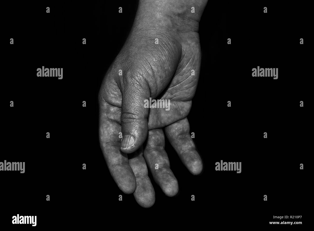 Alte hand und junge hand mit schwarzem hintergrund -Fotos und ...