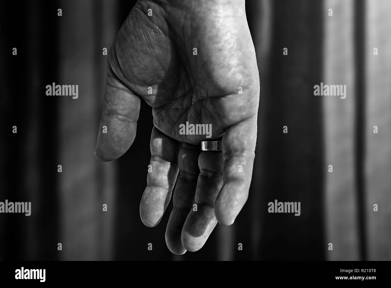 Alte hand und junge hand mit schwarzem hintergrund -Fotos und ...