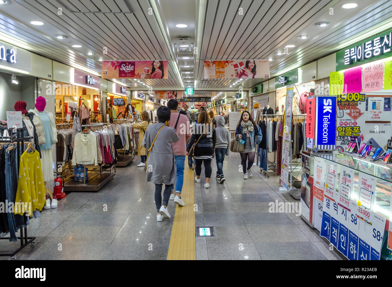Junggak Underground Shopping Center in Seoul, Südkorea Stockfotografie ...