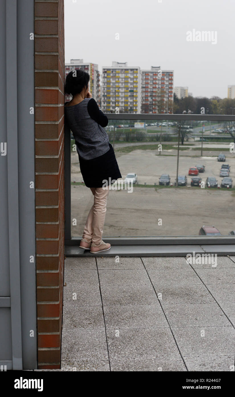 Frau telefonieren -Fotos und -Bildmaterial in hoher Auflösung – Alamy