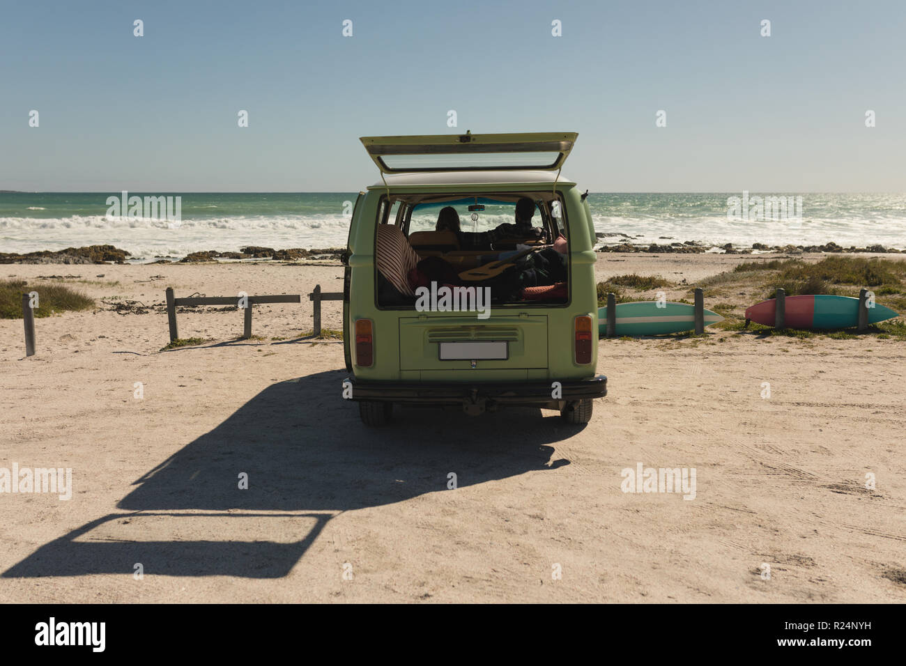 Auto am strand geparkt -Fotos und -Bildmaterial in hoher Auflösung – Alamy