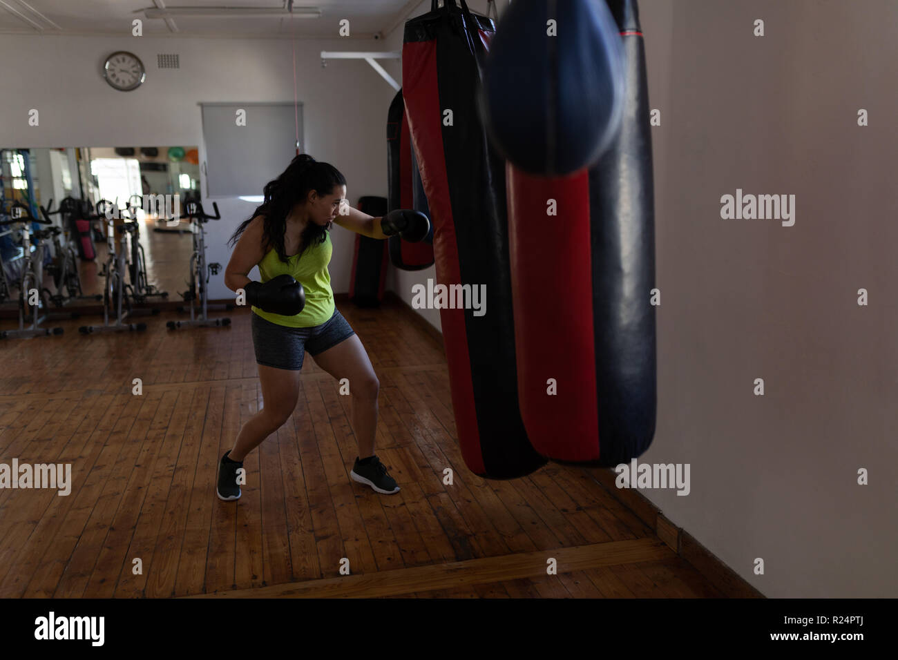 Female boxer practicing in boxing -Fotos und -Bildmaterial in hoher ...