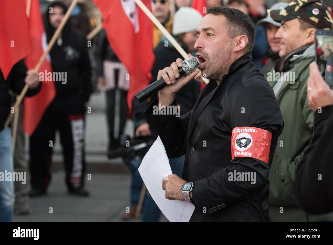Die rechtsextreme Sven Liebich gesehen Sprechen während die Rechten zu ...