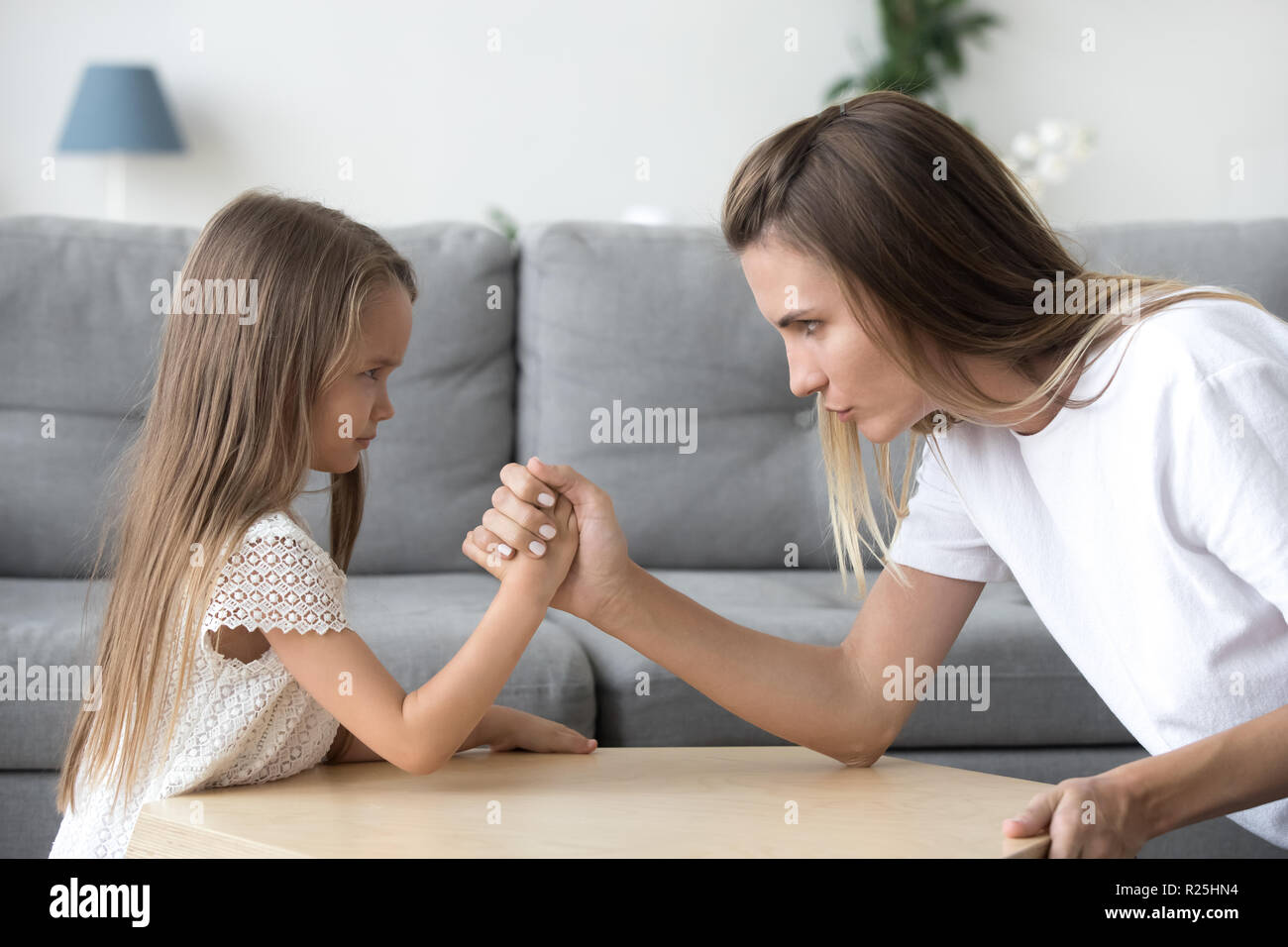 Schwere Mutter und Kind Tochter Arm Wrestling in Konfrontation ... Schwere Mutter und Kind Tochter Arm Wrestling in Konfrontation ...