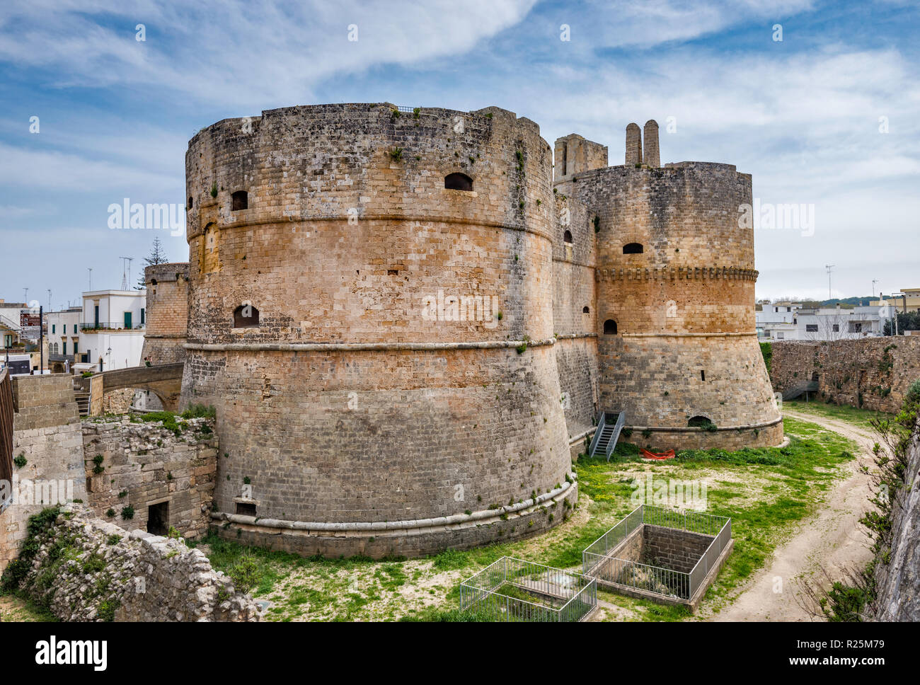 Aragonesische burg otranto -Fotos und -Bildmaterial in hoher Auflösung ...