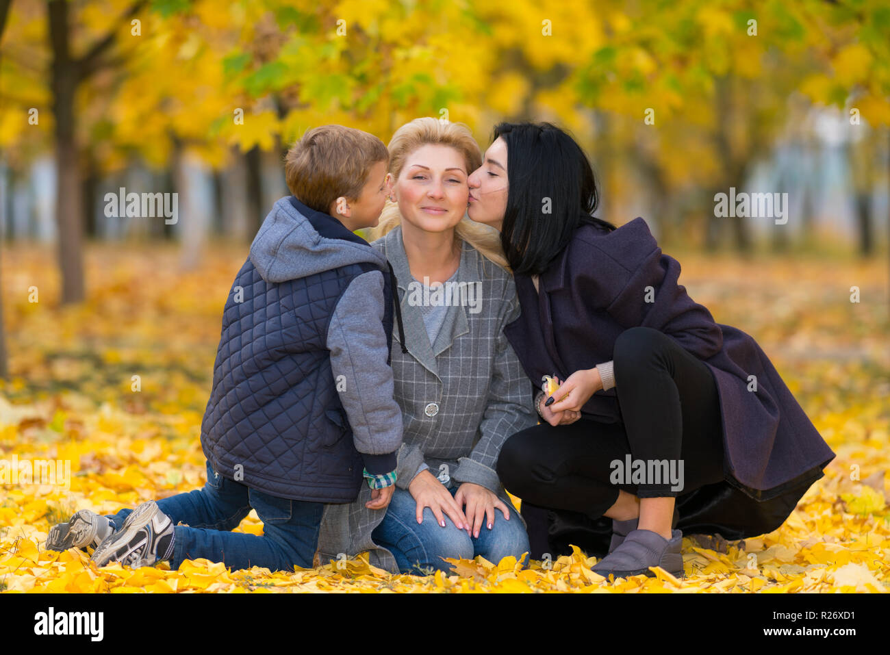 Mutter und teenager sohn küssen -Fotos und -Bildmaterial in hoher ...