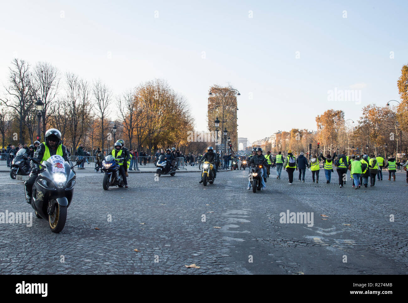 Die Demonstranten tragen gelbe Westen sind auf der Straße reiten ... Die Demonstranten tragen gelbe Westen sind auf der Straße reiten ...