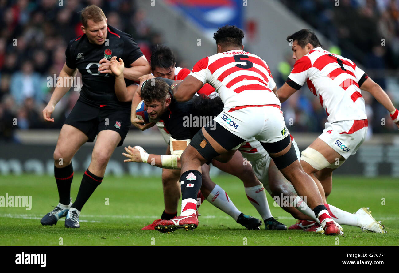 England's Alec Hepburn (Mitte links) wird von der Japan Uwe Helu (Mitte ...