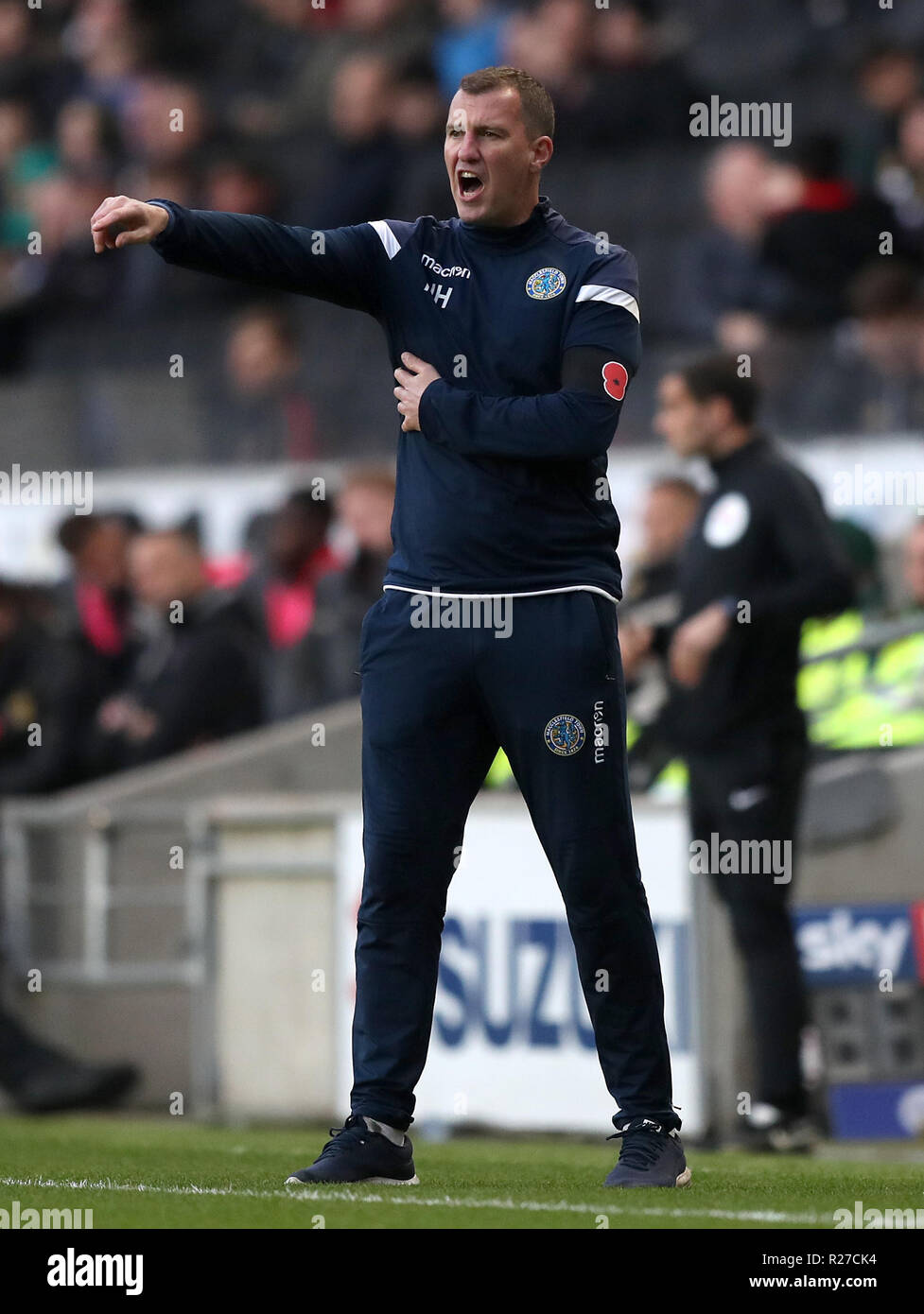 Macclesfield Town gemeinsame caretaker Manager Neil Howarth Gesten auf ...