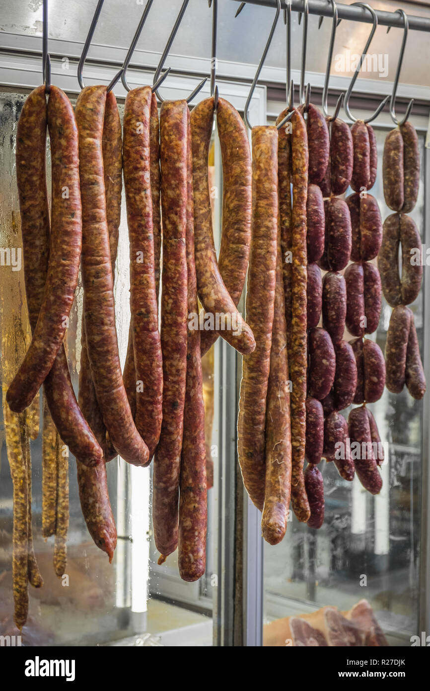 Sausages hanging -Fotos und -Bildmaterial in hoher Auflösung – Alamy