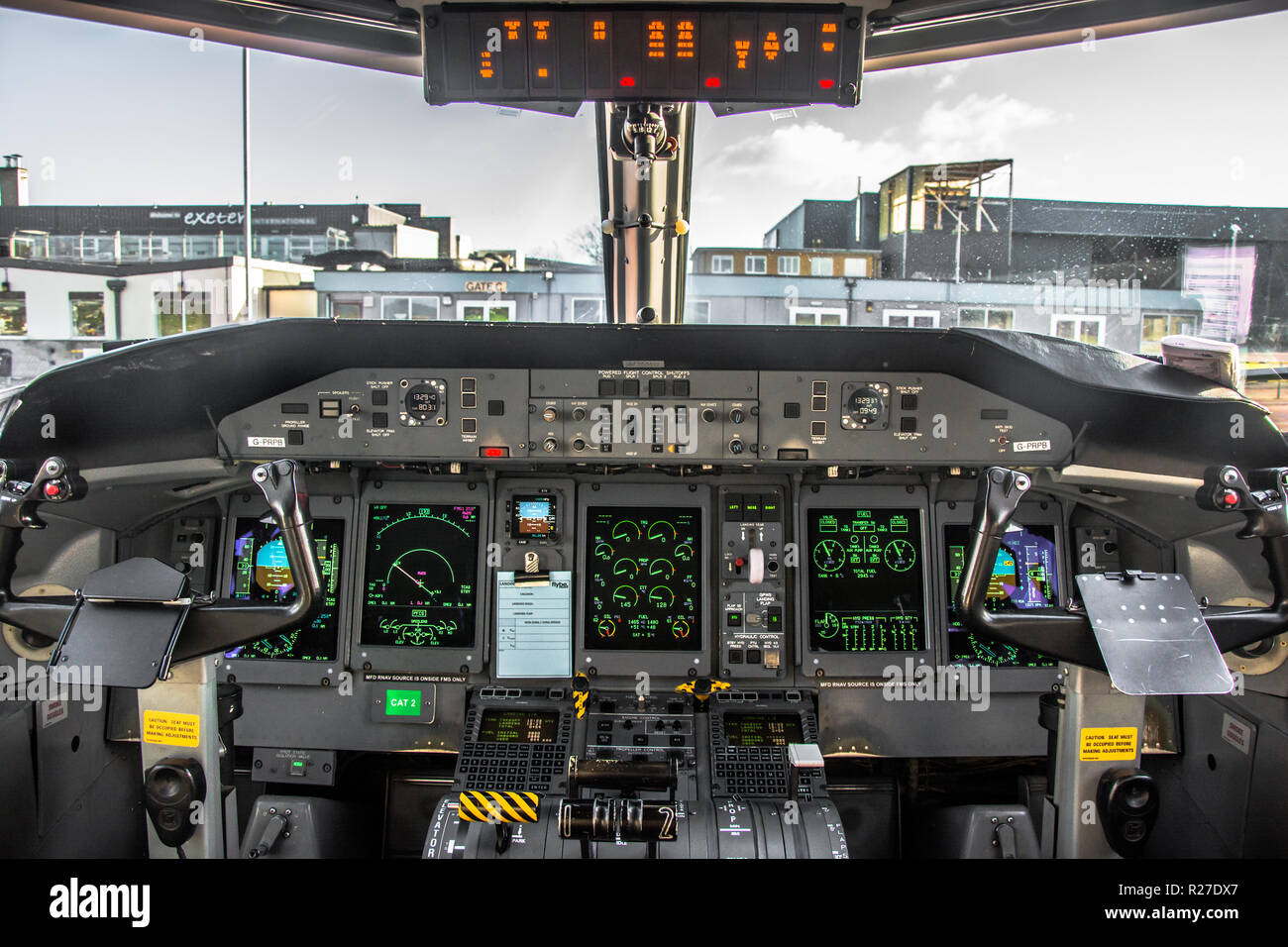Business jet cockpit pilots -Fotos und -Bildmaterial in hoher Auflösung ...