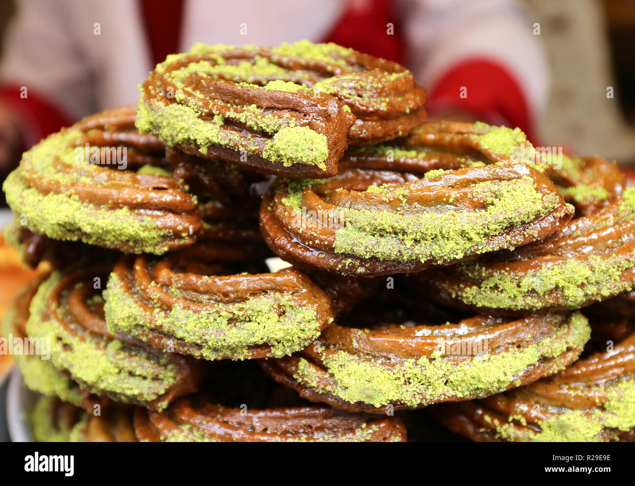Türkische Churros Halka Tatli mit Pistazien Stockfotografie - Alamy
