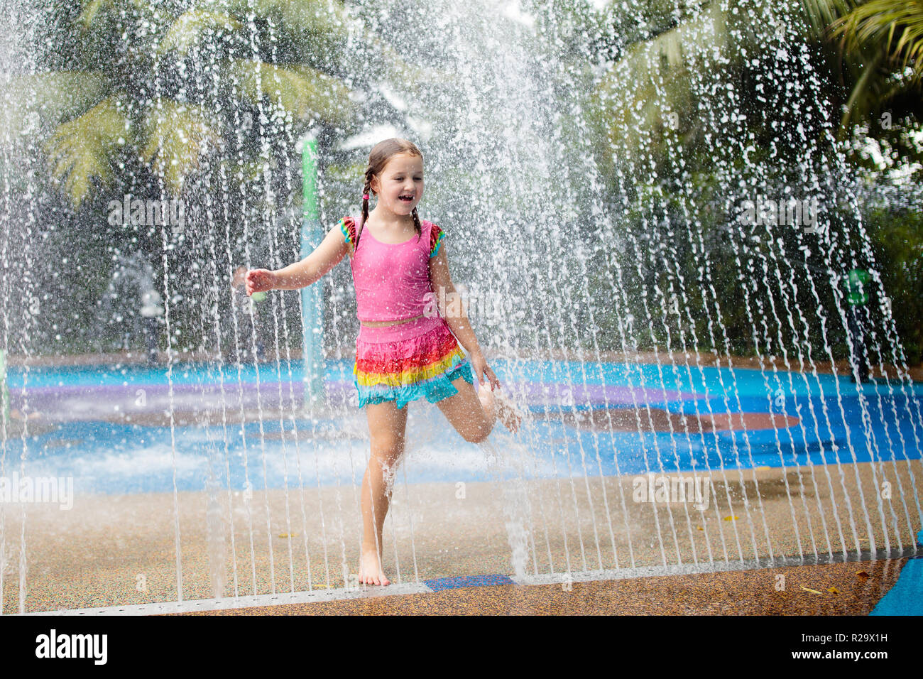 Kind auf der wasserrutsche -Fotos und -Bildmaterial in hoher Auflösung ...
