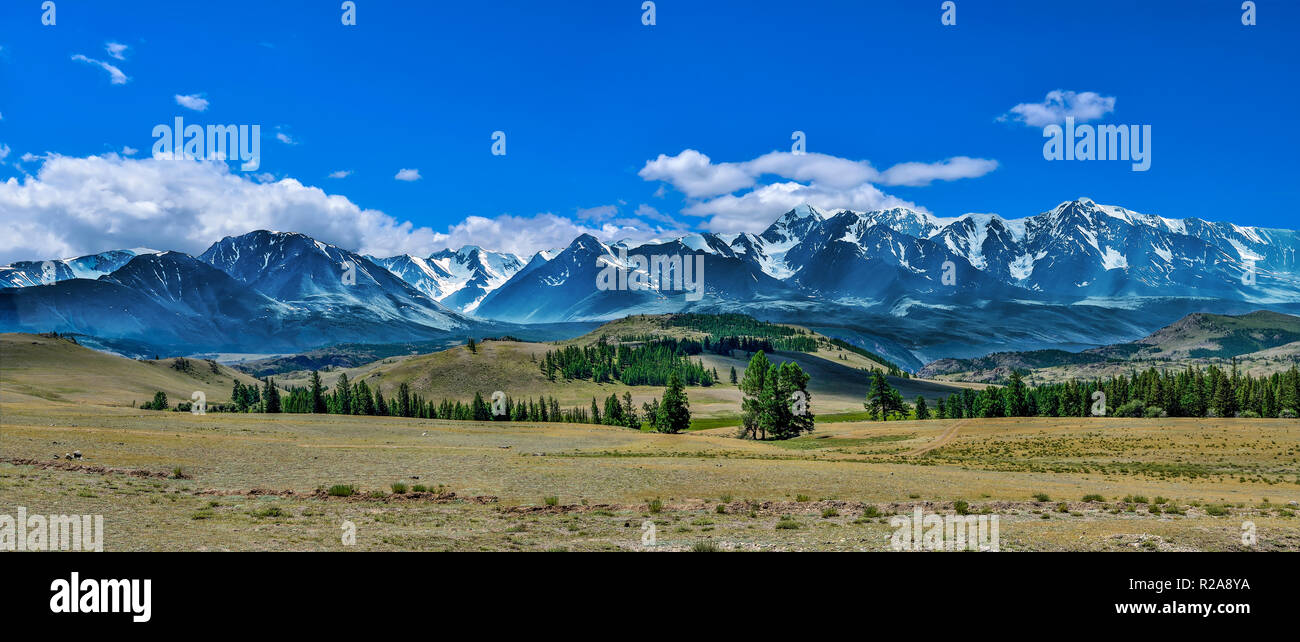 Altai berggipfel mit gletschern im sommer -Fotos und -Bildmaterial in ...