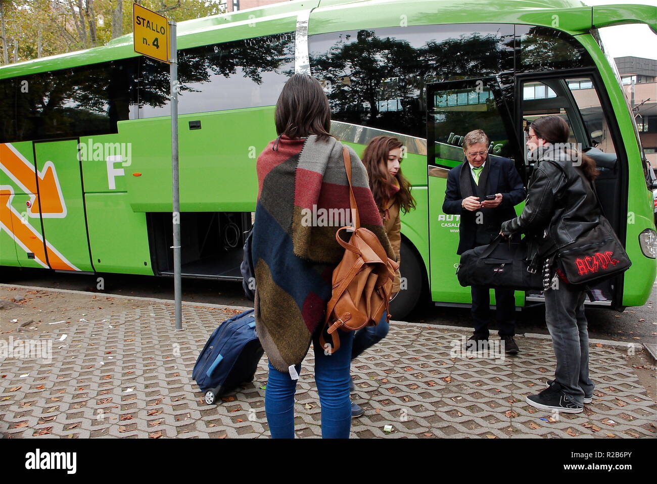 Italienischer flixbus -Fotos und -Bildmaterial in hoher Auflösung – Alamy