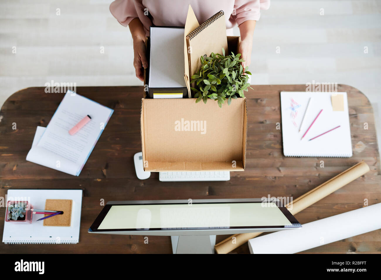 Neuer arbeitsplatz -Fotos und -Bildmaterial in hoher Auflösung – Alamy