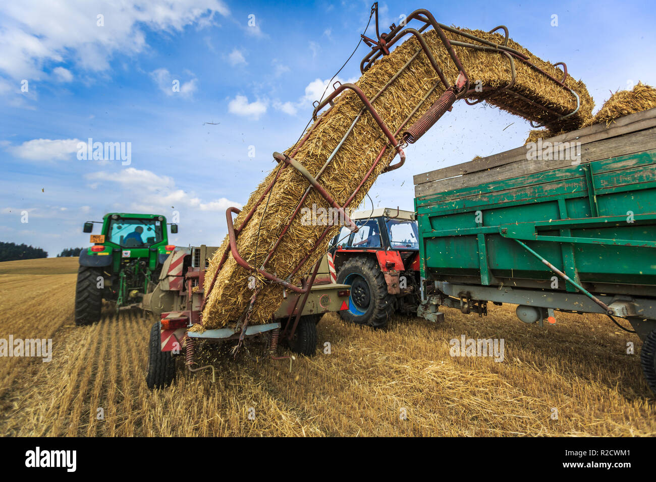 Traktoren Arbeiten auf einem Bauernhof Feld, - landwirtschaftliche ...
