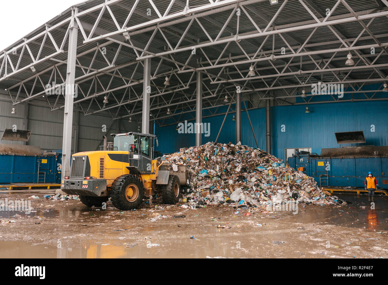 Recycling factory sorting metal -Fotos und -Bildmaterial in hoher ...
