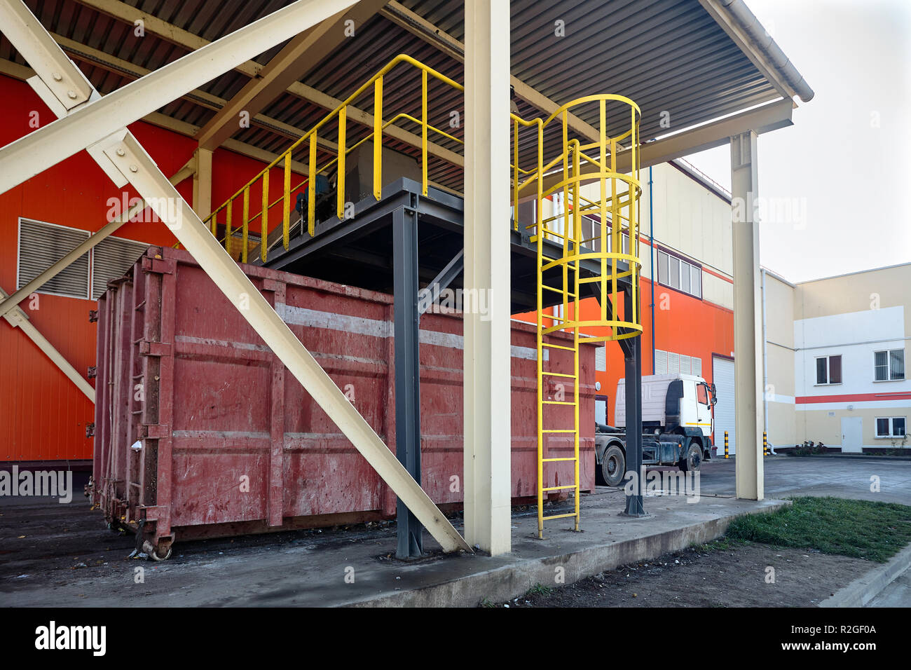 Bei modernen Recycling Anlage, Laden von sortiert Müll vom Förderband ...
