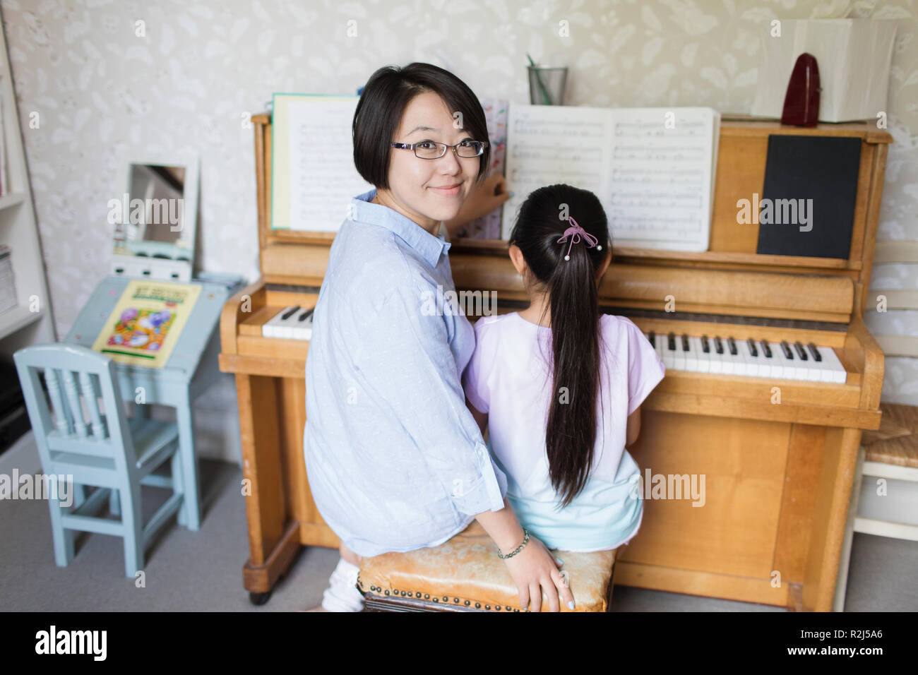 Sitzender unterricht zeigend -Fotos und -Bildmaterial in hoher Auflösung – Alamy