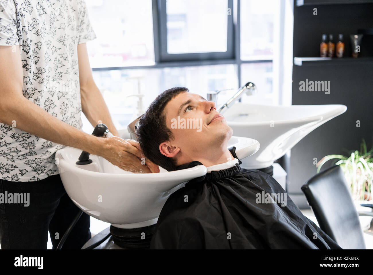 Friseur arbeiten -Fotos und -Bildmaterial in hoher Auflösung - Seite 2 ...