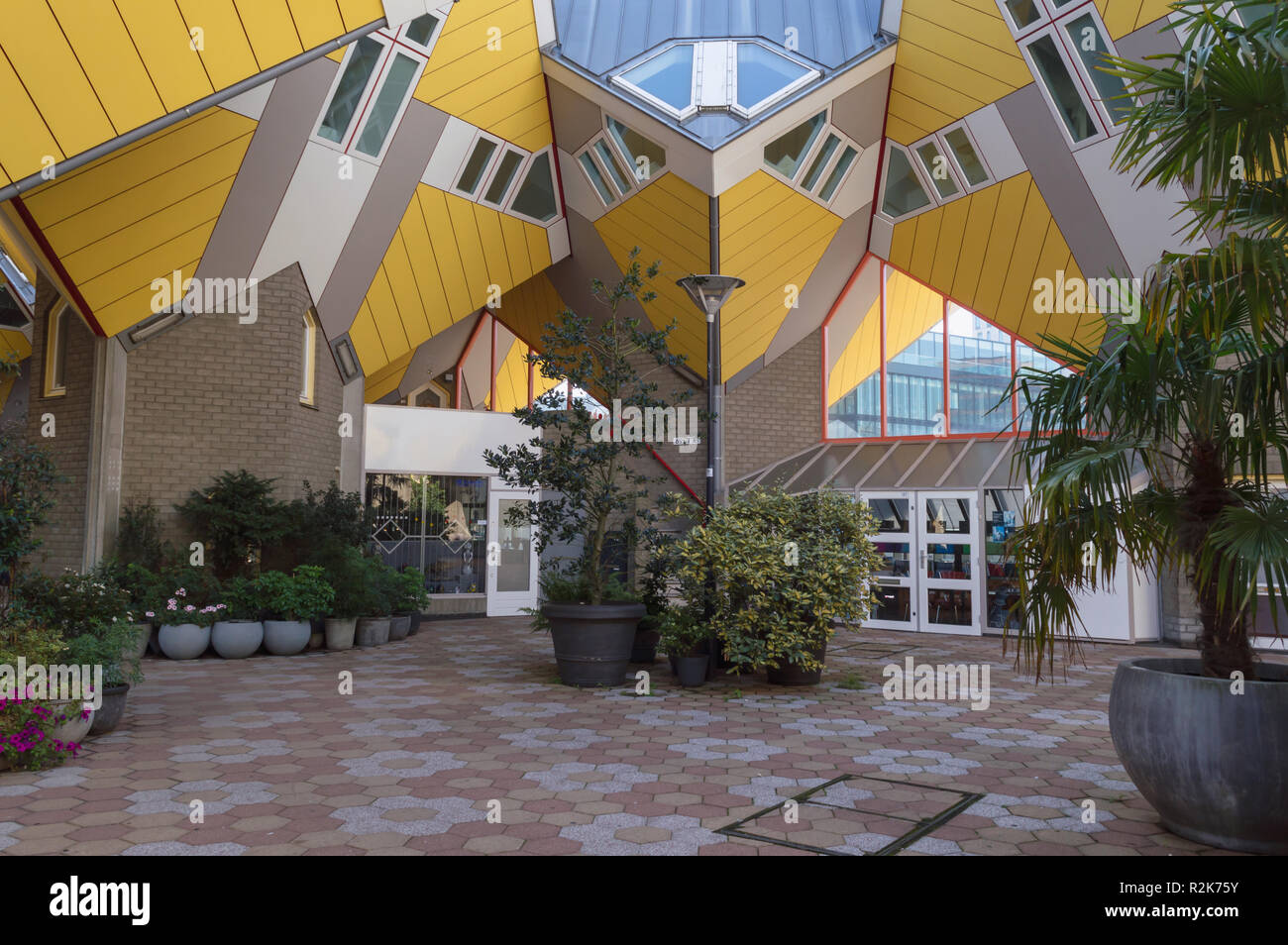 Unusual houses rotterdam -Fotos und -Bildmaterial in hoher Auflösung ...