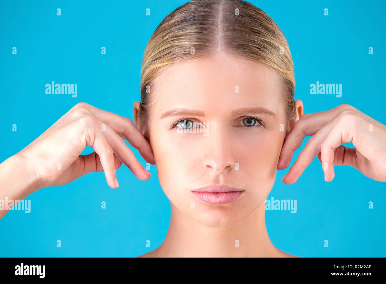 Earlobe woman -Fotos und -Bildmaterial in hoher Auflösung – Alamy
