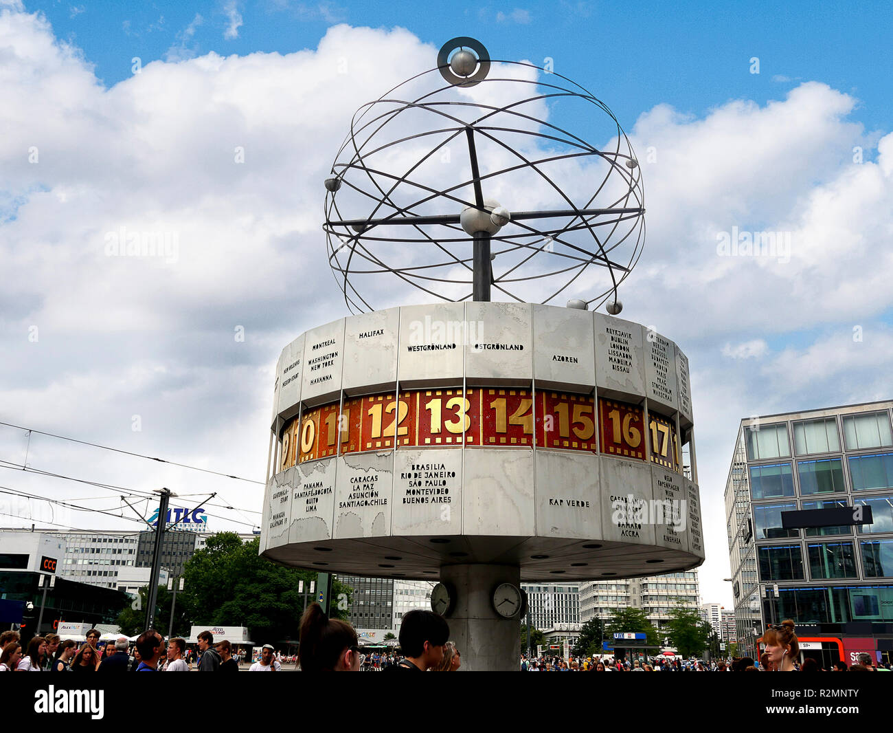 Weltuhr mit Zeiten über die Welt, in der belebten Gegend am ...