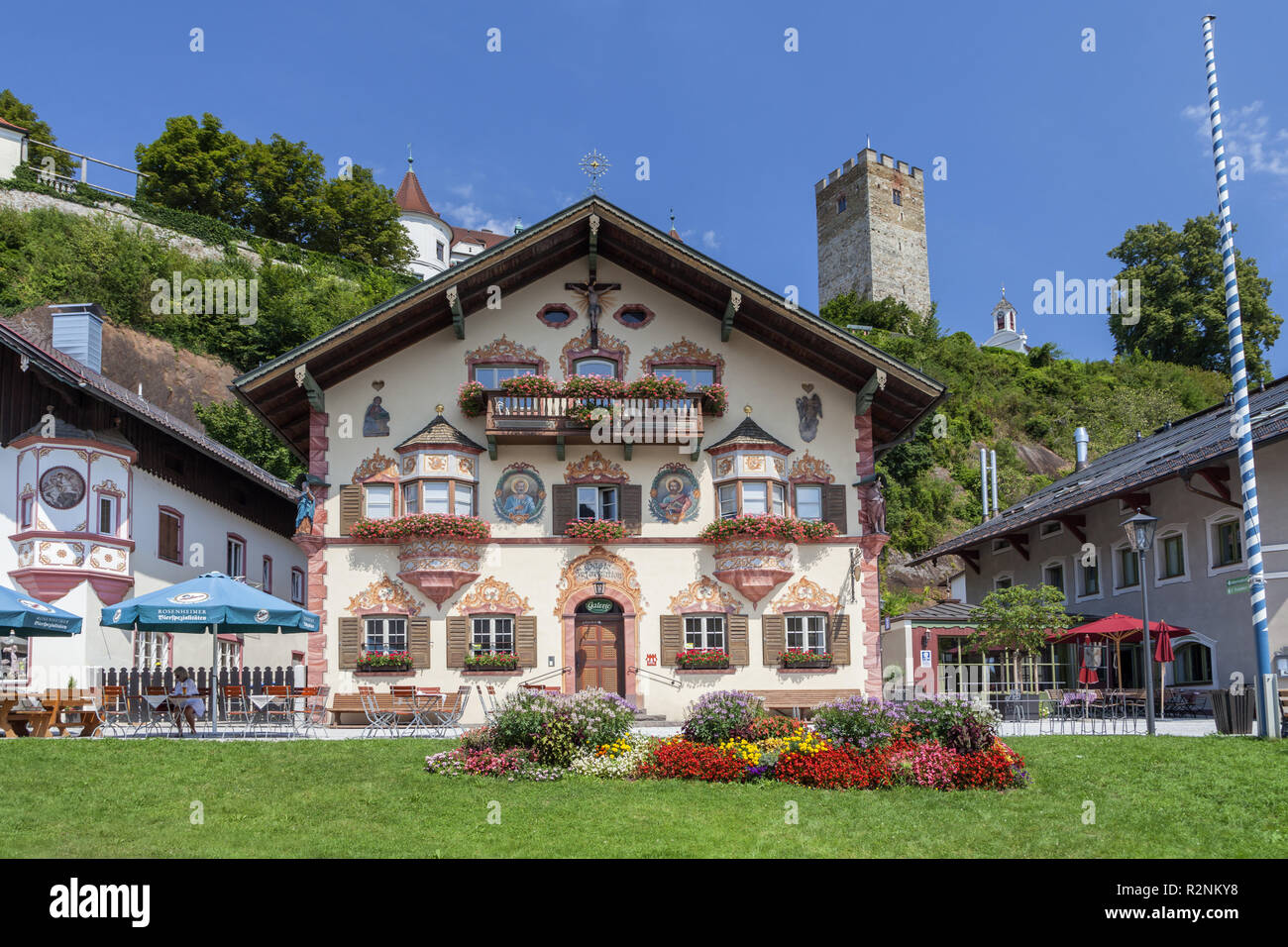 Tourist Information auf dem Marktplatz mit Schloss Neubeuern, Neubeuern ...