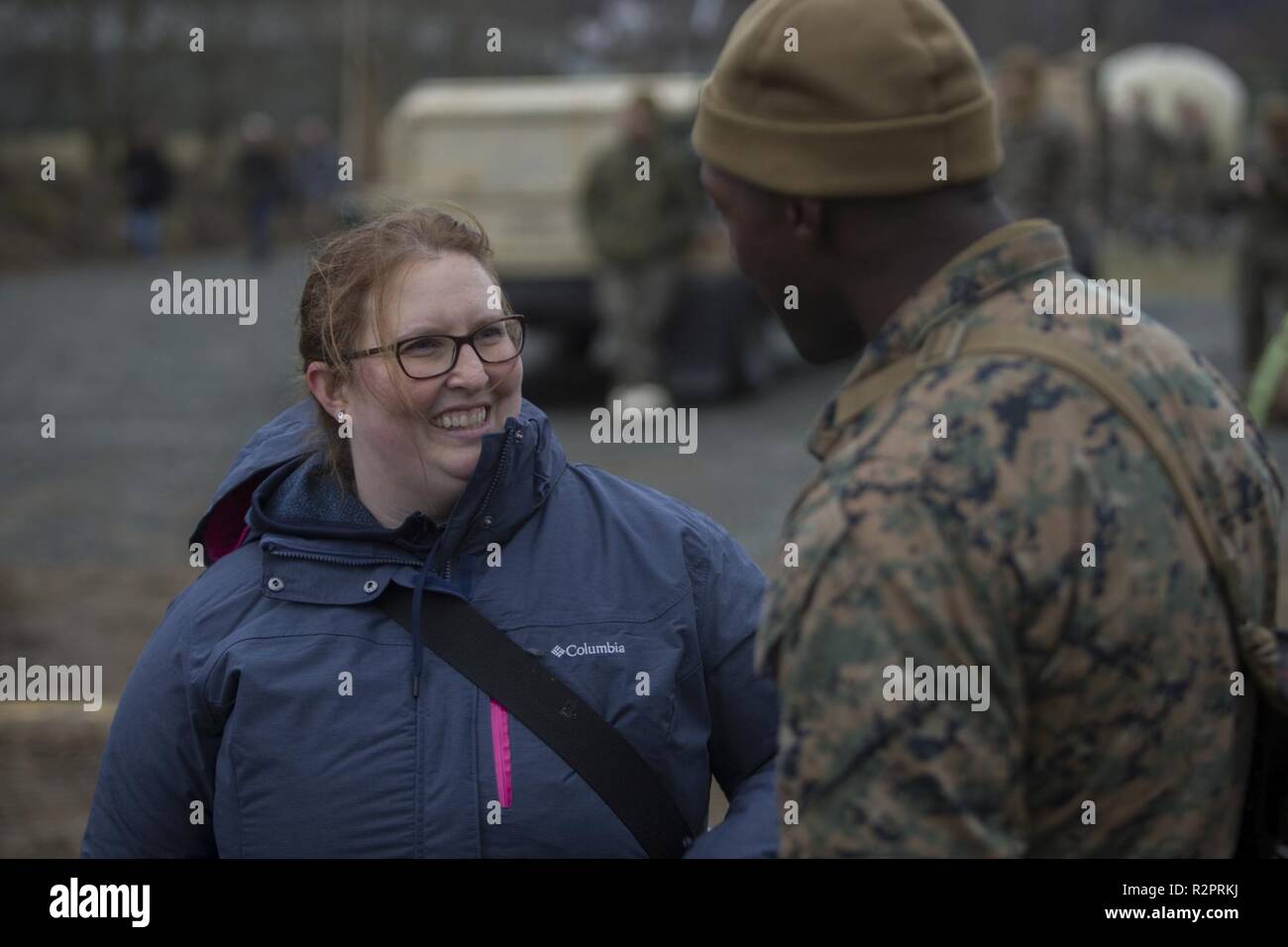 Us Marine 2 Leutnant Larry Boyd spricht mit Medien Personal während der ...