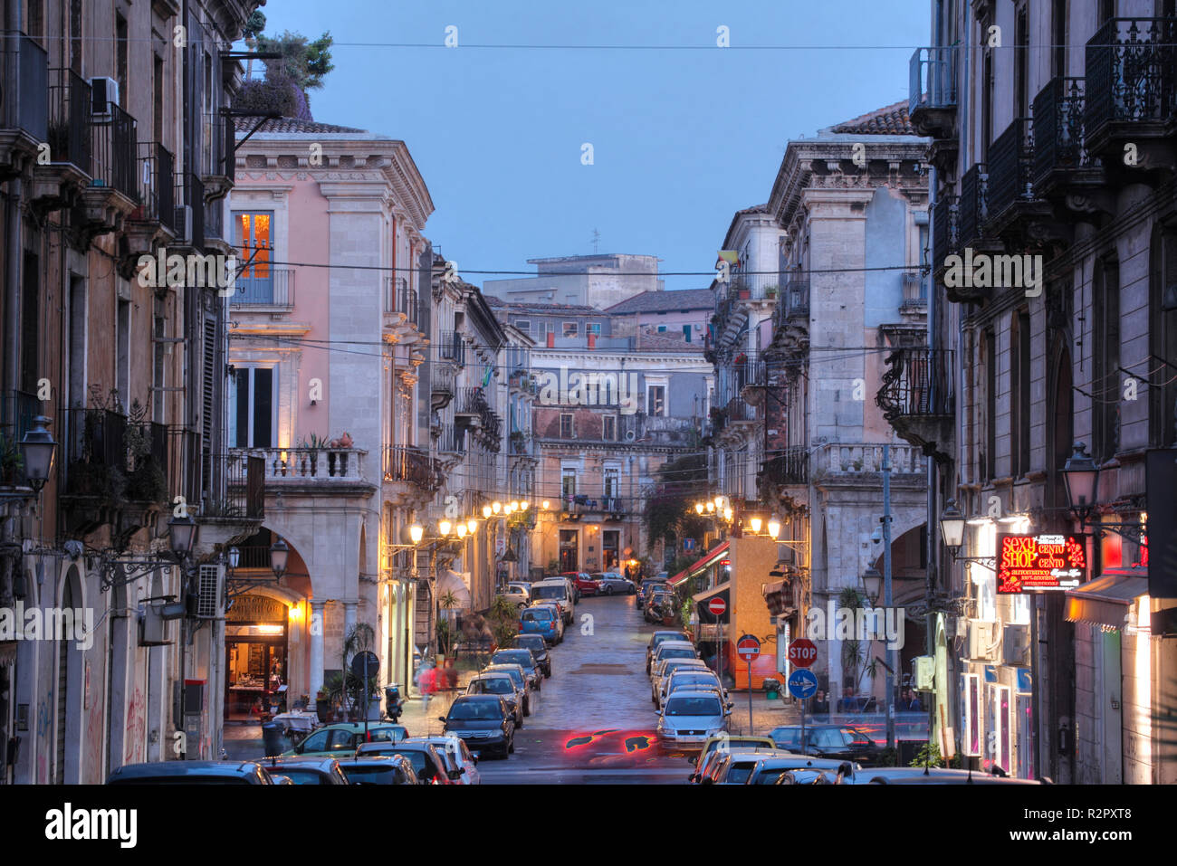 Altstadt Straße Via Della Lettera mit alten Fassaden in der Dämmerung ...