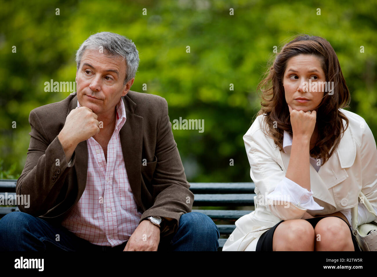 Mann und frau sitzen nebeneinander -Fotos und -Bildmaterial in hoher ...