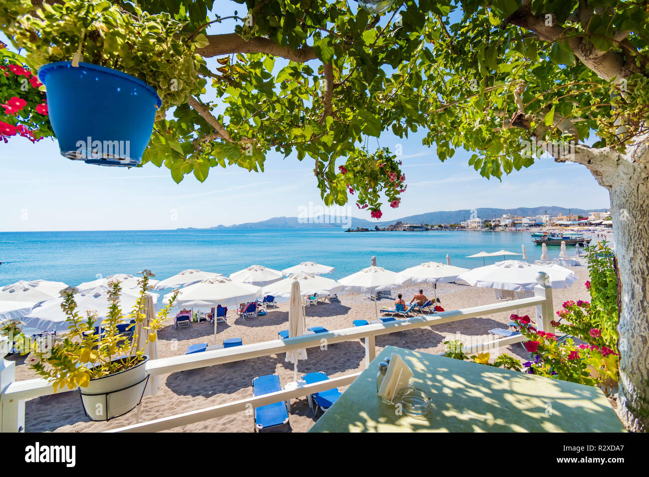 Die Vew der Strand Haraki aus Tabelle unter Baum (Rhodos, Griechenland ...
