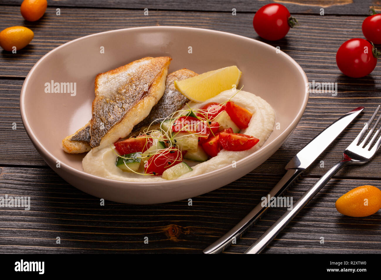 Teller mit gebratener Fisch Cod, Geschmorte Kartoffeln mit Dill, Gurken ...